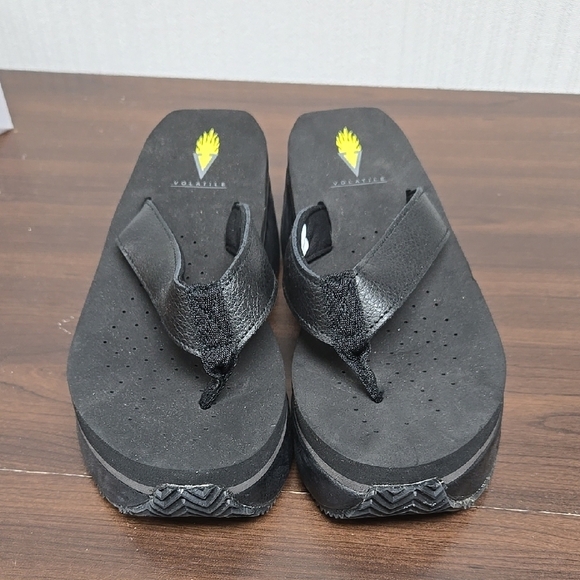 Volatile | Shoes | Volatile Size 6 Black Foam Platform Thong Sandals ...